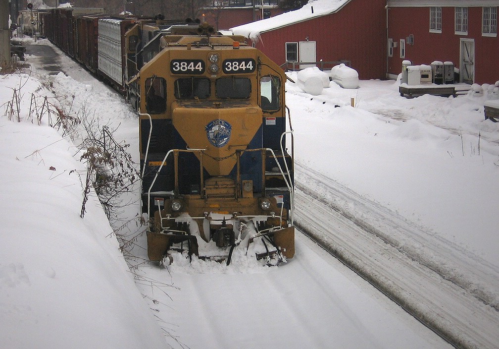 NECR 3844 starts onto siding